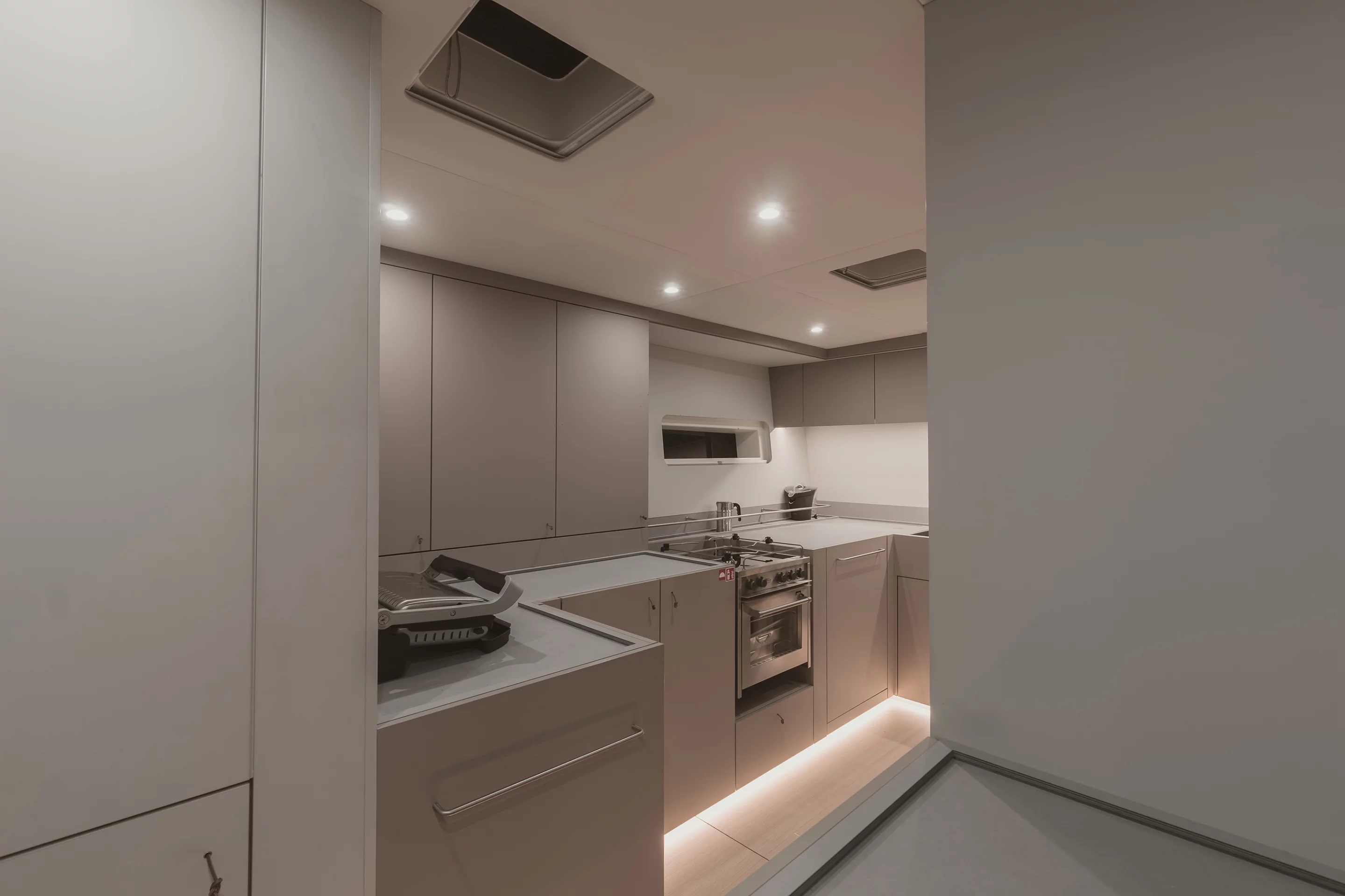 Model Y8 Fixed Keel Image Gallery – Luxury Yacht Browser | by ...